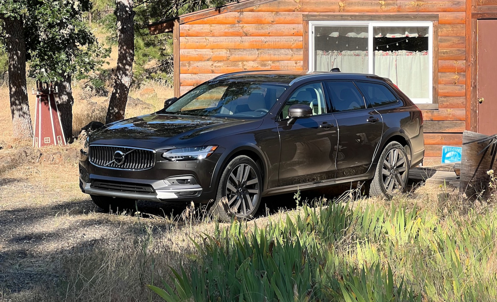 2022 Volvo V90 Cross Country Review: Boldly Taking Wagons Off-road ...