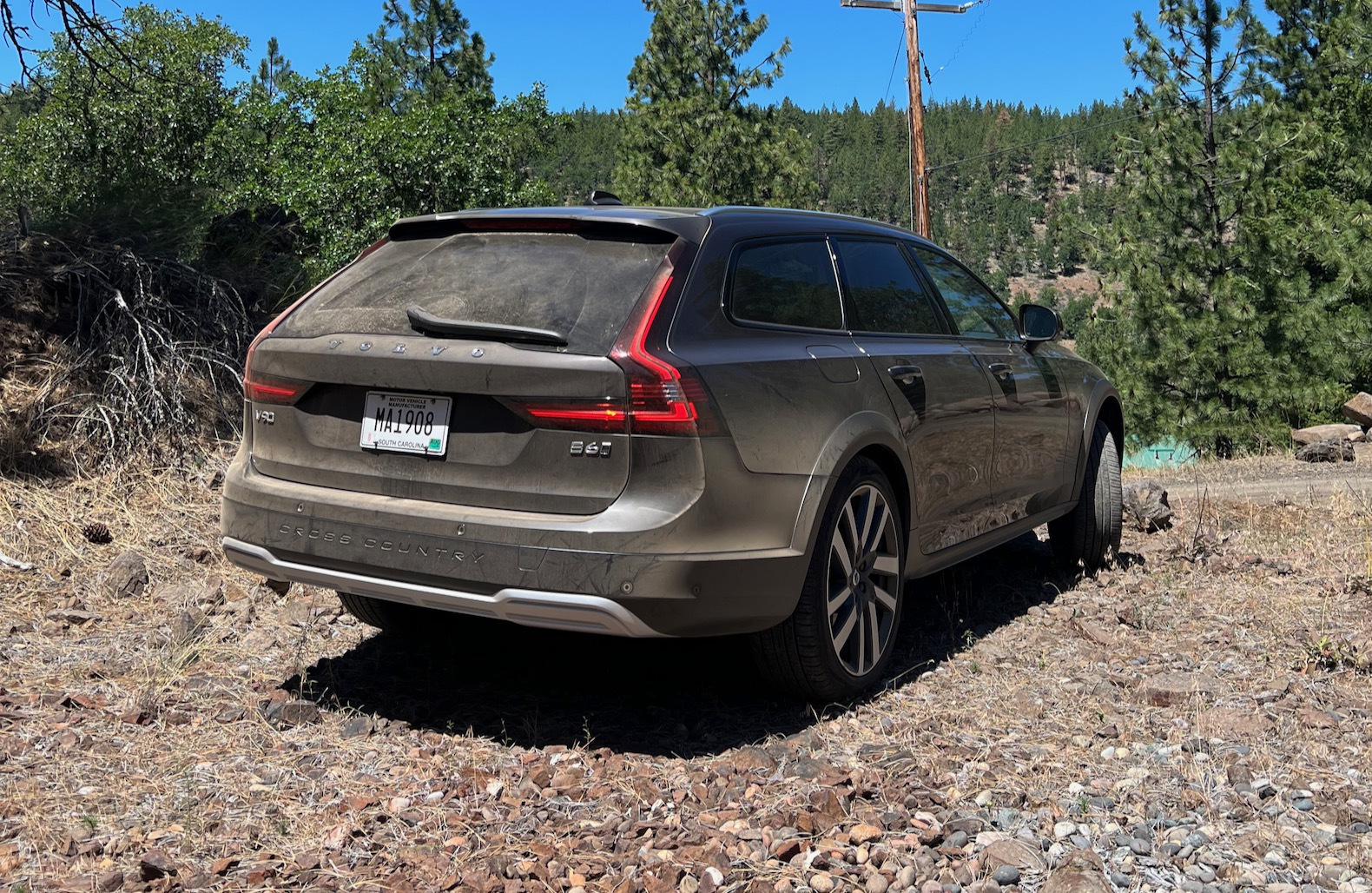 2022 Volvo V90 Cross Country Review: Boldly Taking Wagons Off-road ...