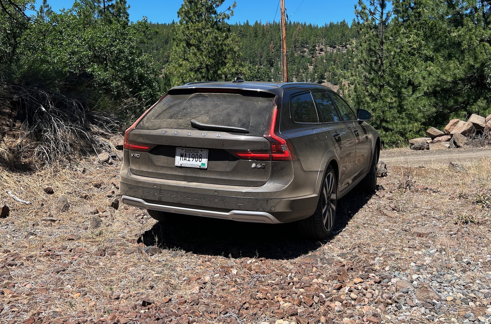2022 Volvo V90 Cross Country Review: Boldly Taking Wagons Off-road ...