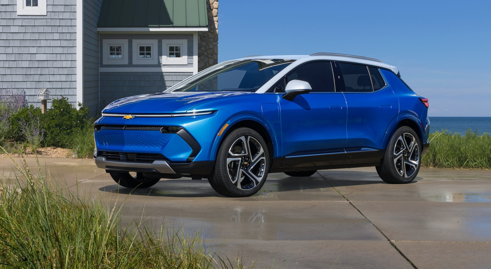 2024 Chevy Equinox EV debuts with up to 300 mile range and starts ...