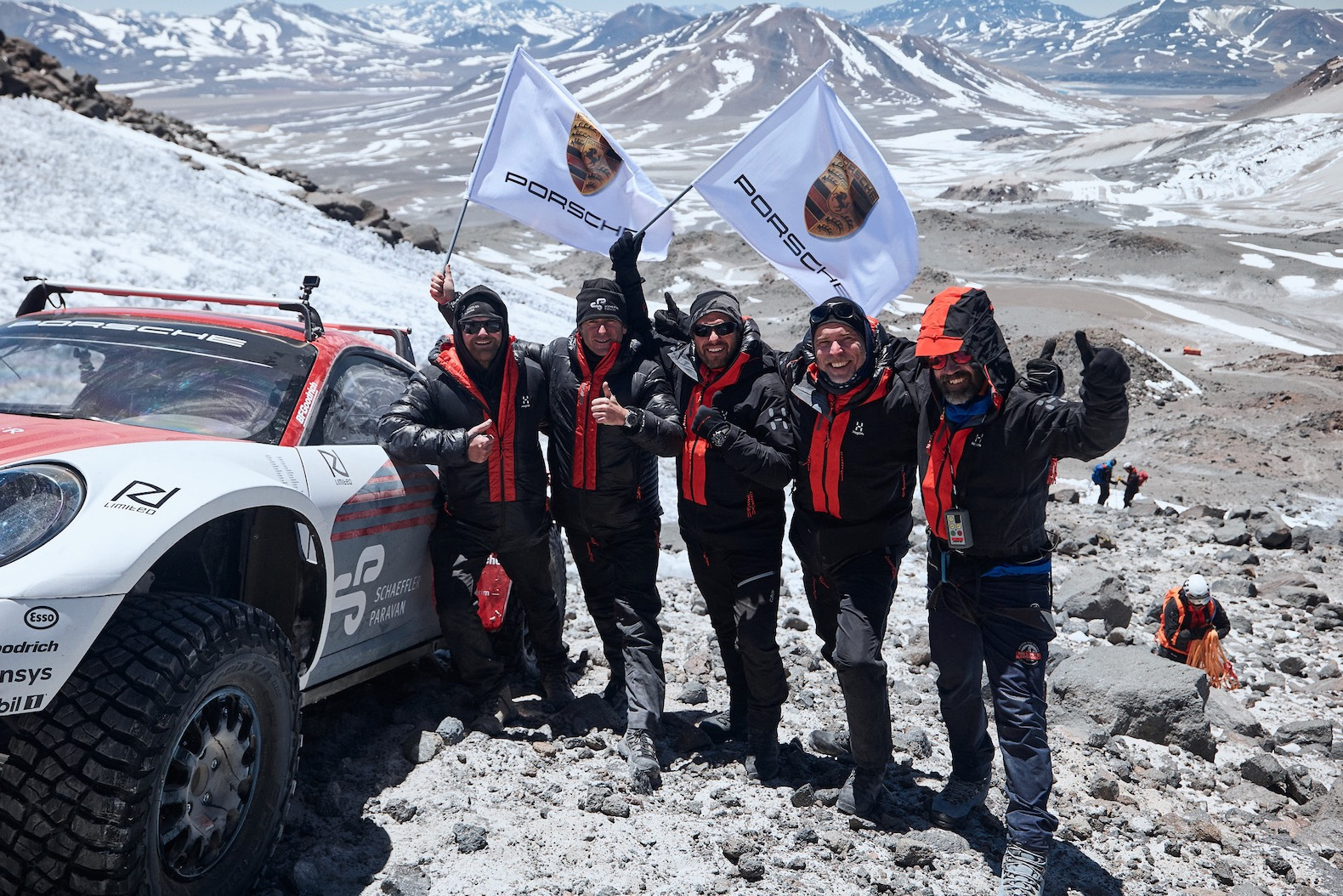 Porsche 911 tackles the highest volcano in the world - The Torque Report