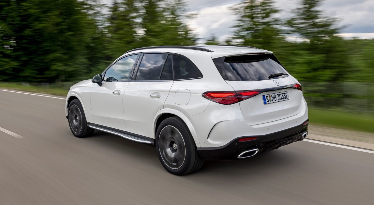 2025 Mercedes-Benz GLC 350e plug-in hybrid arrives with 54 mile range ...