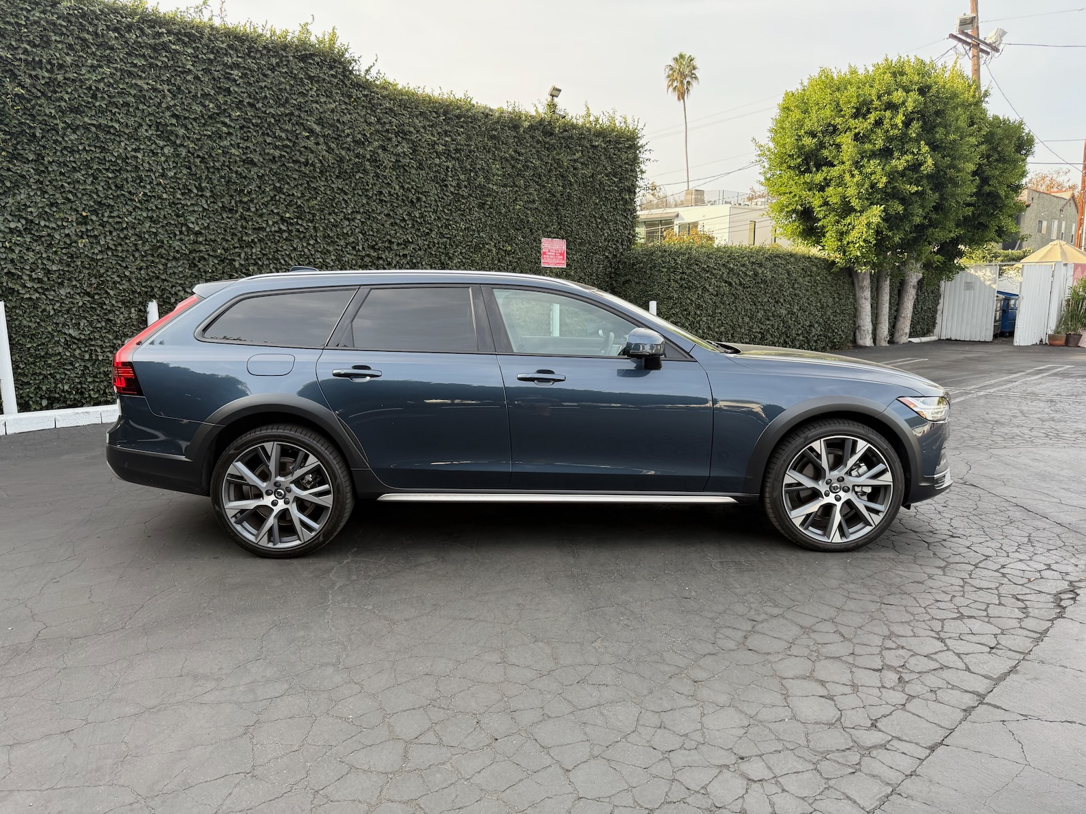 2024 Volvo V90 Cross Country Review: A high-riding wagon for the family ...
